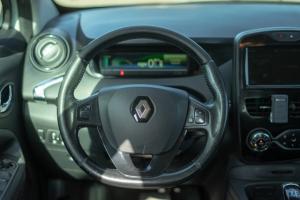White Renault Zoe 2018 in Riga, with an engine capacity of 0.00 L and mileage of 124 thousand km for 8500 €, photo 14 on AUTOMOTO.COM.LV