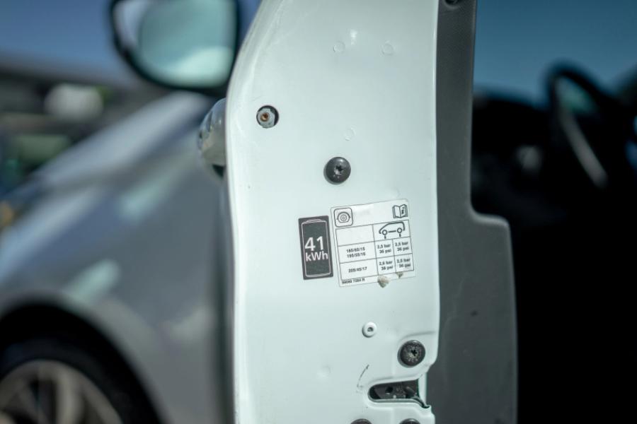 White Renault Zoe 2018 in Riga, with an engine capacity of 0.00 L and mileage of 124 thousand km for 8500 €, photo 25 on AUTOMOTO.COM.LV