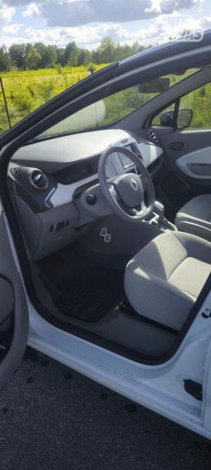 White Renault Zoe 2018 in Pakruojis, with an engine capacity of 0.00 L and mileage of 85 thousand km for 7200 €, photo 12 on AUTOMOTO.COM.LV
