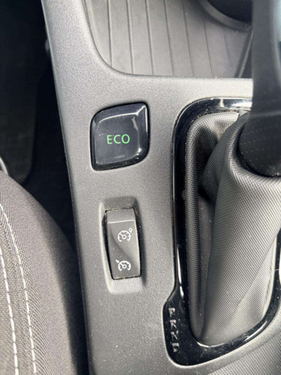 White Renault Zoe 2018 in Tallinn, with an engine capacity of 0.00 L and mileage of 83 thousand km for 9000 €, photo 5 on AUTOMOTO.COM.LV