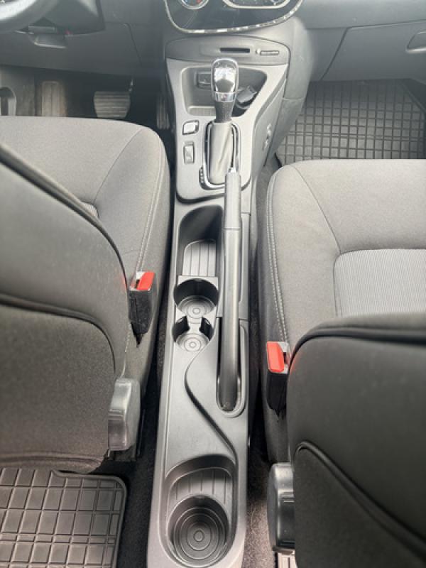 Renault Zoe 2018 Tallina vietnē Balts Renault Zoe 2018 Tallina, ar dzinēja tilpumu 0.00 L un nobraukumu 83 tūkst. km par 9000 €, foto 7 vietnē AUTOMOTO.COM.LV