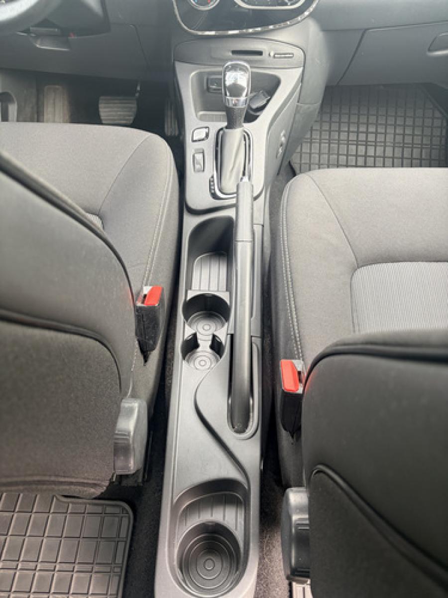White Renault Zoe 2018 in Tallinn, with an engine capacity of 0.00 L and mileage of 83 thousand km for 9000 €, photo 7 on AUTOMOTO.COM.LV
