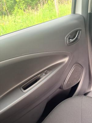 White Renault Zoe 2018 in Tallinn, with an engine capacity of 0.00 L and mileage of 83 thousand km for 9000 €, photo 10 on AUTOMOTO.COM.LV