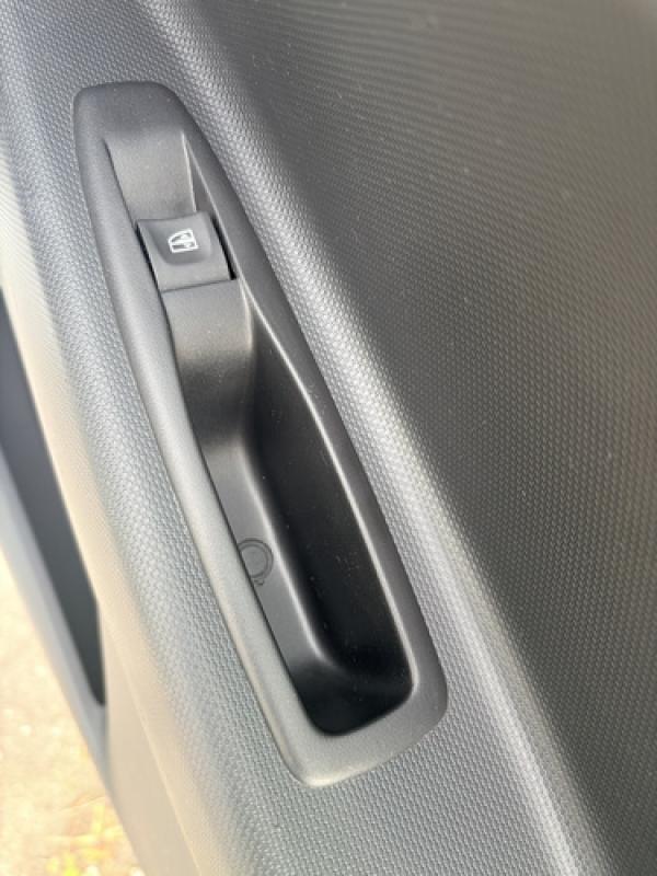 Renault Zoe 2018 Tallina vietnē Balts Renault Zoe 2018 Tallina, ar dzinēja tilpumu 0.00 L un nobraukumu 83 tūkst. km par 9000 €, foto 11 vietnē AUTOMOTO.COM.LV
