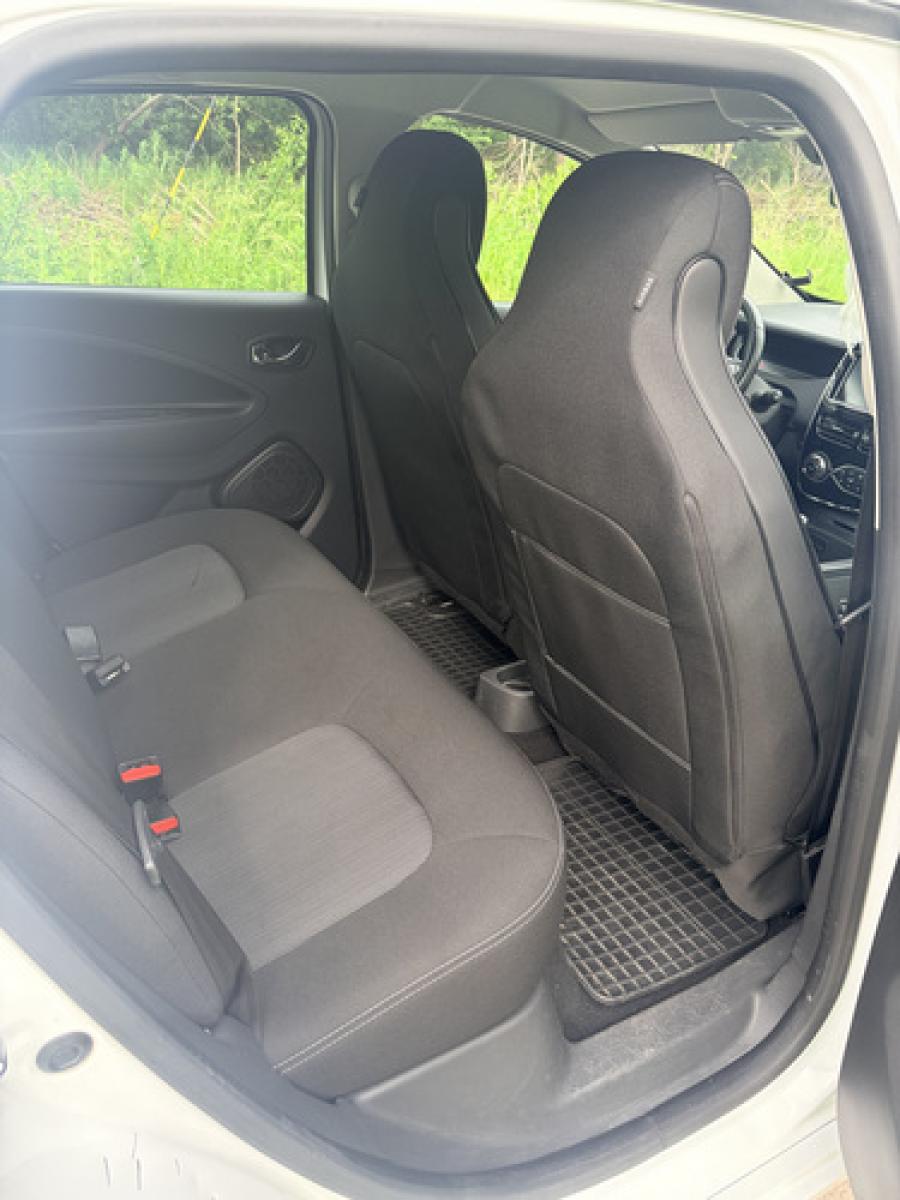 White Renault Zoe 2018 in Tallinn, with an engine capacity of 0.00 L and mileage of 83 thousand km for 9000 €, photo 13 on AUTOMOTO.COM.LV
