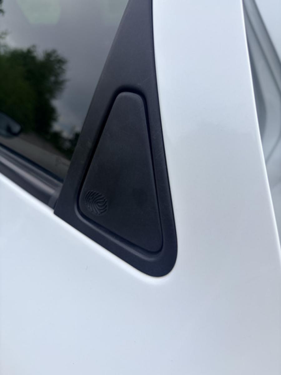 White Renault Zoe 2018 in Tallinn, with an engine capacity of 0.00 L and mileage of 83 thousand km for 9000 €, photo 14 on AUTOMOTO.COM.LV