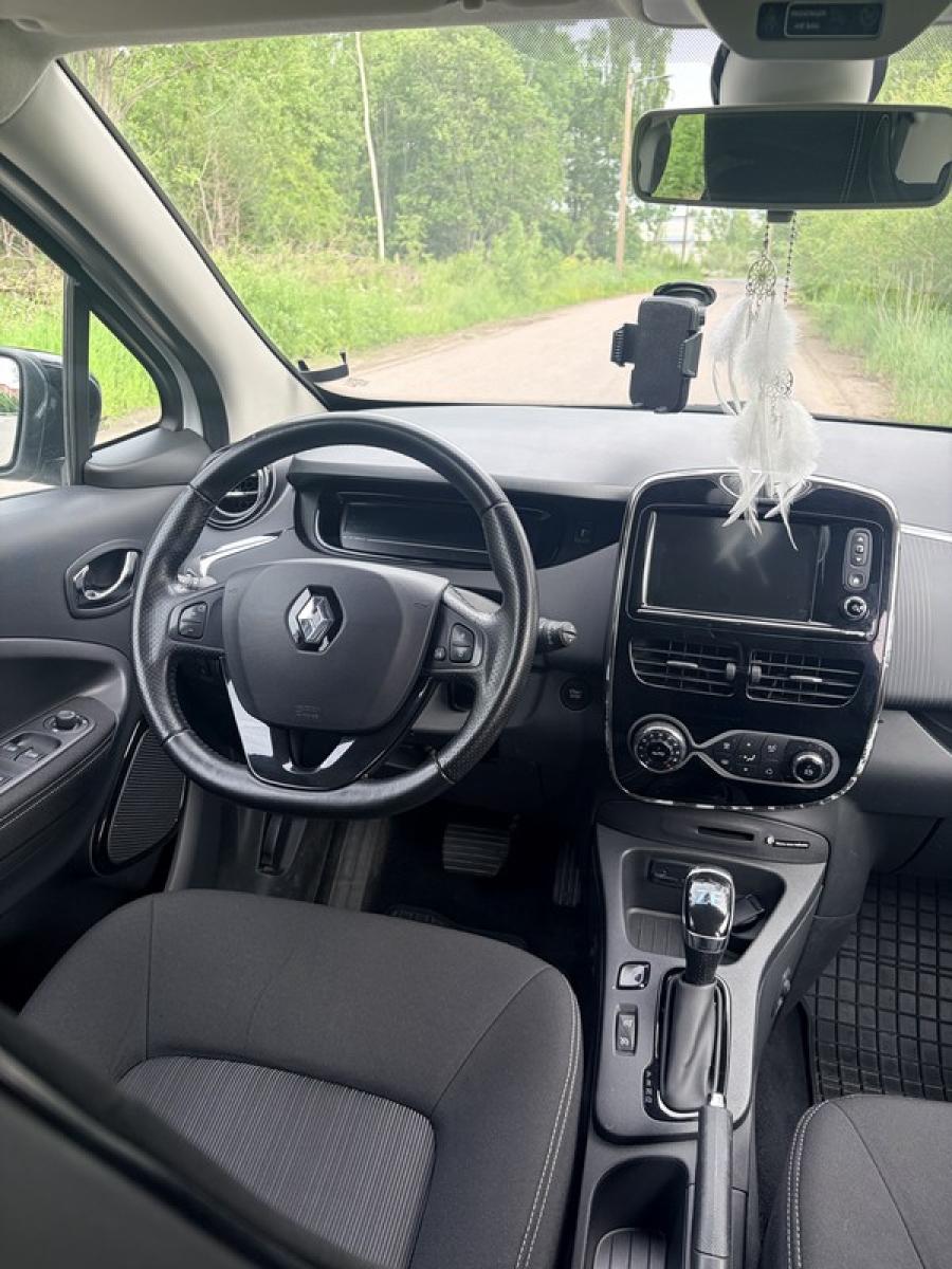 White Renault Zoe 2018 in Tallinn, with an engine capacity of 0.00 L and mileage of 83 thousand km for 9000 €, photo 23 on AUTOMOTO.COM.LV