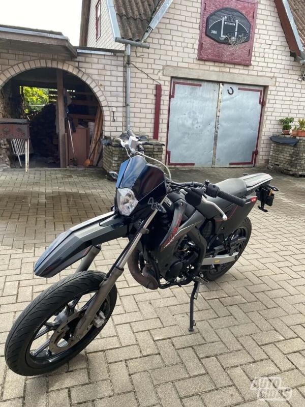 Black Rieju MRT 50 2016 in Raseiniai, with an engine capacity of 0.05 L and mileage of 10 thousand km for 1700 €, photo 1 on AUTOMOTO.COM.LV