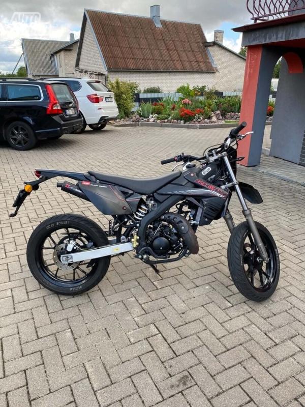 Black Rieju MRT 50 2016 in Raseiniai, with an engine capacity of 0.05 L and mileage of 10 thousand km for 1700 €, photo 3 on AUTOMOTO.COM.LV