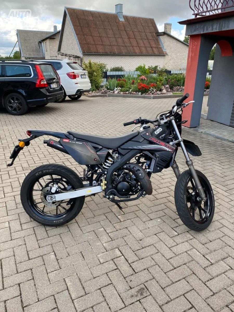 Black Rieju MRT 50 2016 in Raseiniai, with an engine capacity of 0.05 L and mileage of 10 thousand km for 1700 €, photo 4 on AUTOMOTO.COM.LV
