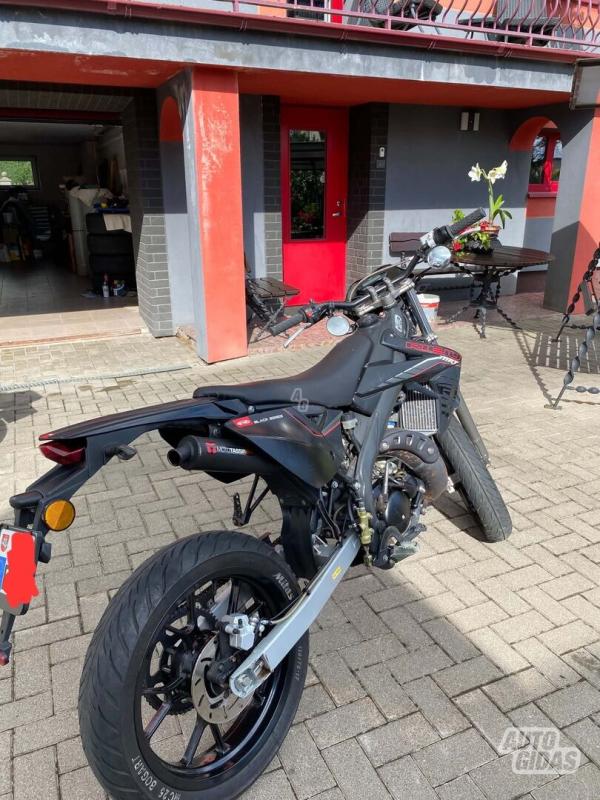 Black Rieju MRT 50 2016 in Raseiniai, with an engine capacity of 0.05 L and mileage of 10 thousand km for 1700 €, photo 5 on AUTOMOTO.COM.LV