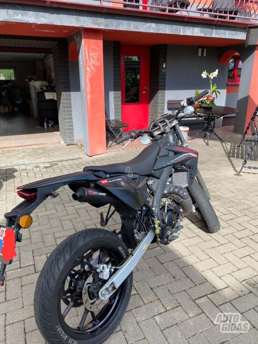 Black Rieju MRT 50 2016 in Raseiniai, with an engine capacity of 0.05 L and mileage of 10 thousand km for 1700 €, photo 6 on AUTOMOTO.COM.LV