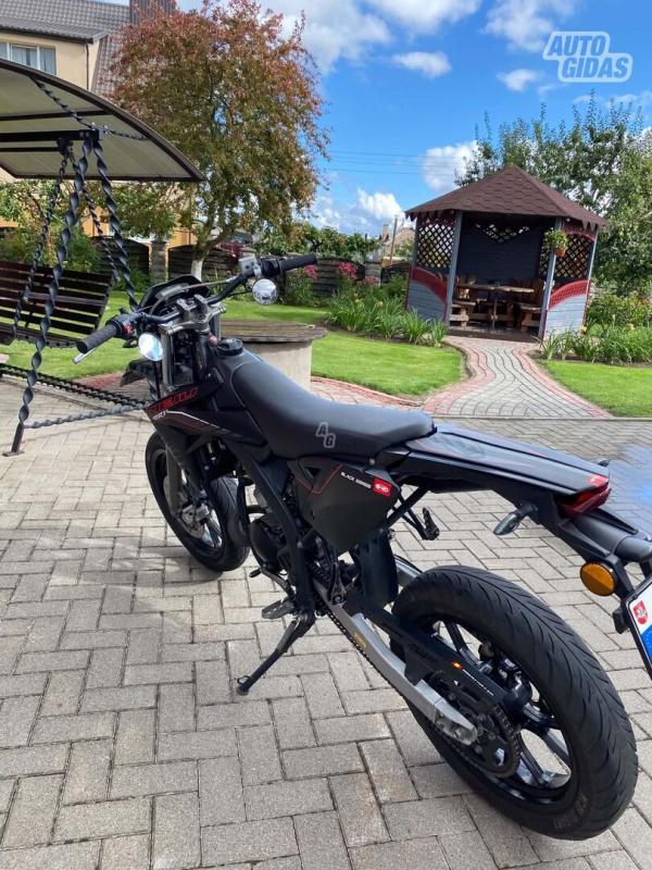 Black Rieju MRT 50 2016 in Raseiniai, with an engine capacity of 0.05 L and mileage of 10 thousand km for 1700 €, photo 6 on AUTOMOTO.COM.LV