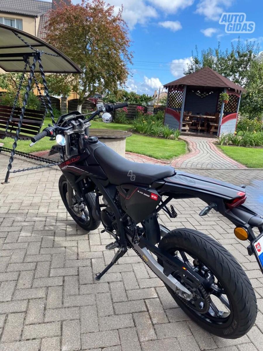 Black Rieju MRT 50 2016 in Raseiniai, with an engine capacity of 0.05 L and mileage of 10 thousand km for 1700 €, photo 7 on AUTOMOTO.COM.LV