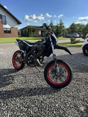 Black Rieju MRT 50 2019 in Panevezys, with an engine capacity of 50.00 L and mileage of 7 thousand km for 1800 €, photo  on AUTOMOTO.COM.LV