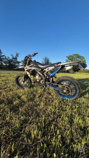 Black Rieju MRT 50 2020 in Radviliskis, with an engine capacity of 50.00 L and mileage of 11 thousand km for 1820 €, photo 4 on AUTOMOTO.COM.LV