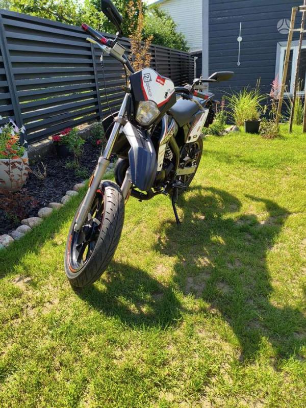 Rieju MRT 50 2017 Radviliškis, ar dzinēja tilpumu 50.00 L un nobraukumu 5 tūkst. km par 1300 €, foto 3 vietnē AUTOMOTO.COM.LV