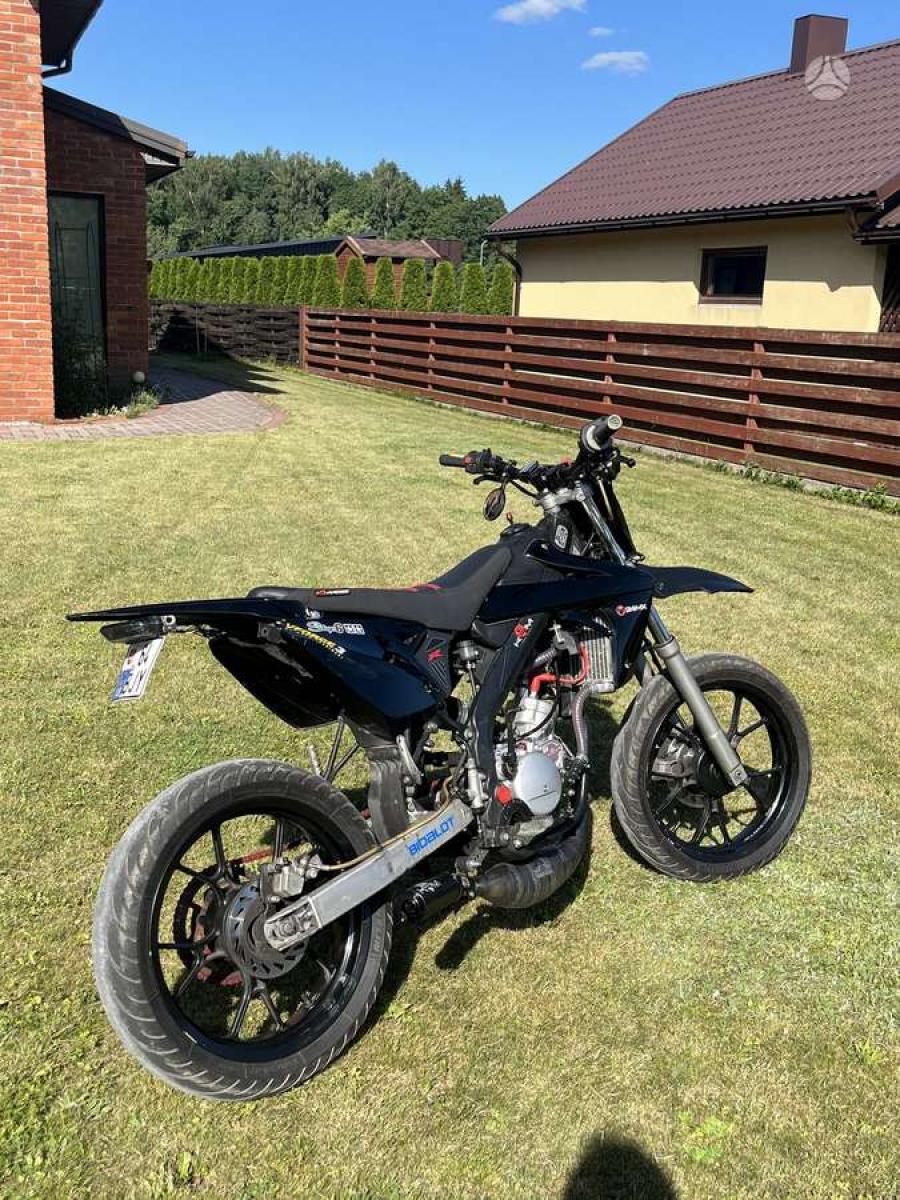 Black Rieju MRT 2013 in Taurage, with an engine capacity of 49.00 L and mileage of 500 thousand km for 2300 €, photo 3 on AUTOMOTO.COM.LV