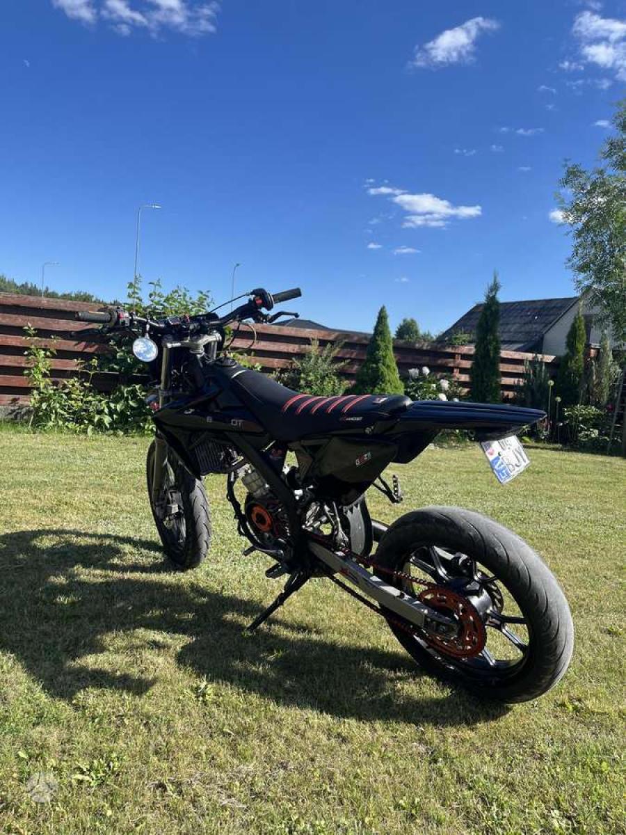 Black Rieju MRT 2013 in Taurage, with an engine capacity of 49.00 L and mileage of 500 thousand km for 2300 €, photo 4 on AUTOMOTO.COM.LV