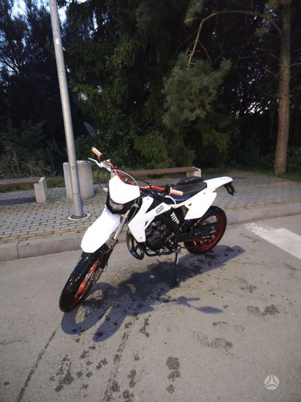 White Rieju MRT 2016 in Kaunas, with an engine capacity of 50.00 L and mileage of 6 thousand km for 1400 €, photo 3 on AUTOMOTO.COM.LV