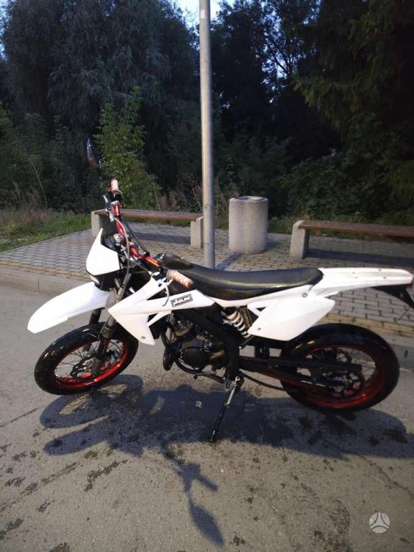 White Rieju MRT 2016 in Kaunas, with an engine capacity of 50.00 L and mileage of 6 thousand km for 1400 €, photo 4 on AUTOMOTO.COM.LV