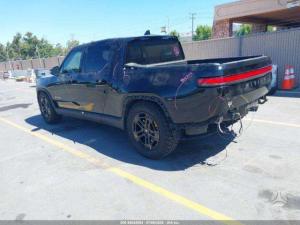 Black Rivian R1T 2023 in Klaipeda, with an engine capacity of 0.00 L and mileage of 106 thousand km for 18995 €, photo 4 on AUTOMOTO.COM.LV