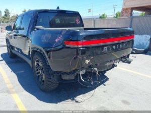 Black Rivian R1T 2023 in Klaipeda, with an engine capacity of 0.00 L and mileage of 106 thousand km for 18995 €, photo 7 on AUTOMOTO.COM.LV