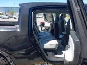 Black Rivian R1T 2023 in Klaipeda, with an engine capacity of 0.00 L and mileage of 106 thousand km for 18995 €, photo 9 on AUTOMOTO.COM.LV