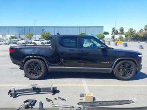 Black Rivian R1T 2023 in Klaipeda, with an engine capacity of 0.00 L and mileage of 106 thousand km for 18995 €, photo 15 on AUTOMOTO.COM.LV