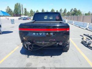 Black Rivian R1T 2023 in Klaipeda, with an engine capacity of 0.00 L and mileage of 106 thousand km for 18995 €, photo 18 on AUTOMOTO.COM.LV