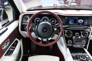 Sarkans Rolls-Royce Cullinan 2020 Tallina, ar dzinēja tilpumu 6.70 L un nobraukumu 72 tūkst. km par 344900 €, foto 12 vietnē AUTOMOTO.COM.LV