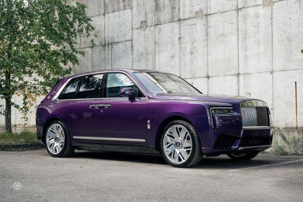 Фиолетовый Ролс Ройс Cullinan 2025 в Вильнюс, объемом двигателя 6.75 л и пробегом 8 тыс. км за 549500 €, фото 1 на AUTOMOTO.COM.LV