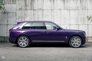 Фиолетовый Ролс Ройс Cullinan 2025 в Вильнюс, объемом двигателя 6.75 л и пробегом 8 тыс. км за 549500 €, фото 3 на AUTOMOTO.COM.LV