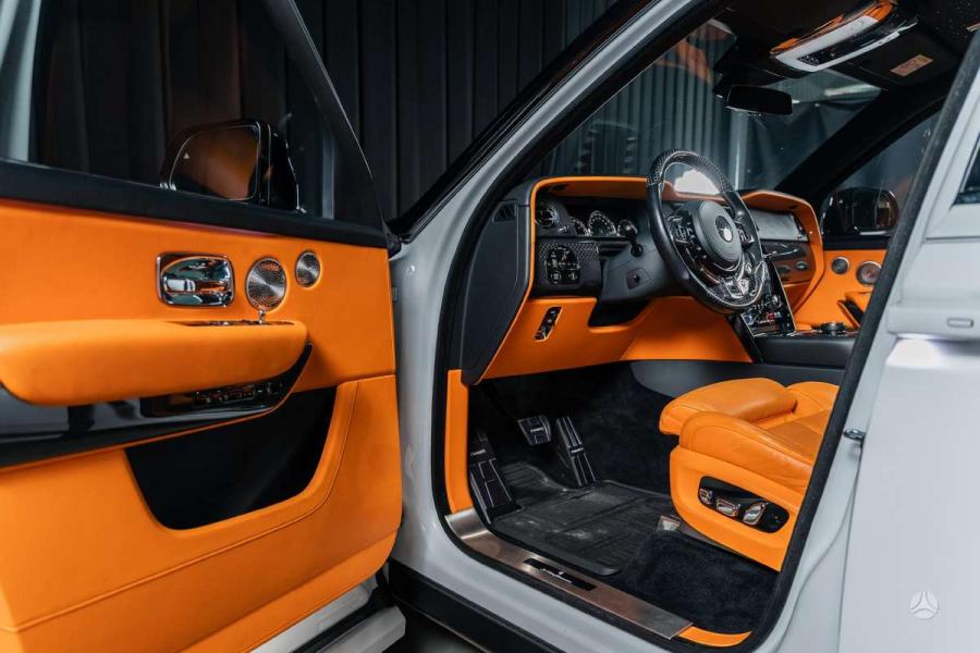Balts Rolls-Royce Cullinan 2020 Viļņa, ar dzinēja tilpumu 6.75 L un nobraukumu 33 tūkst. km par 439000 €, foto 17 vietnē AUTOMOTO.COM.LV