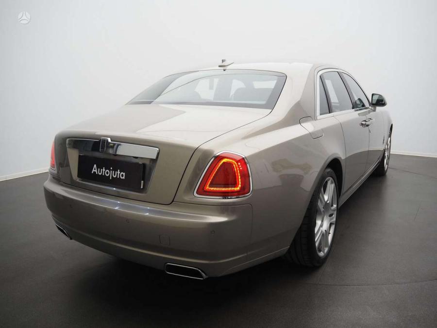 Pelēks Rolls-Royce Ghost 2015 Viļņa, ar dzinēja tilpumu 6.59 L un nobraukumu 73 tūkst. km par 149000 €, foto 5 vietnē AUTOMOTO.COM.LV