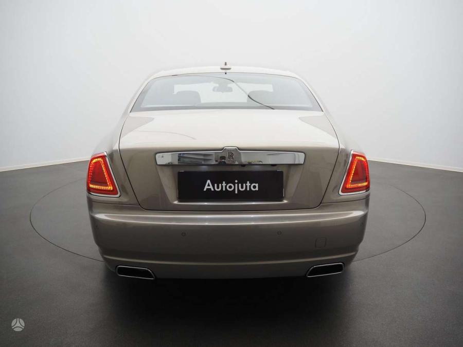 Pelēks Rolls-Royce Ghost 2015 Viļņa, ar dzinēja tilpumu 6.59 L un nobraukumu 73 tūkst. km par 149000 €, foto 6 vietnē AUTOMOTO.COM.LV