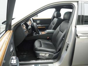 Pelēks Rolls-Royce Ghost 2015 Viļņa, ar dzinēja tilpumu 6.59 L un nobraukumu 73 tūkst. km par 149000 €, foto 9 vietnē AUTOMOTO.COM.LV