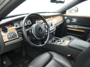 Pelēks Rolls-Royce Ghost 2015 Viļņa, ar dzinēja tilpumu 6.59 L un nobraukumu 73 tūkst. km par 149000 €, foto 11 vietnē AUTOMOTO.COM.LV