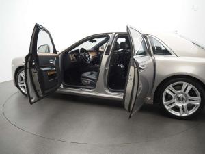 Pelēks Rolls-Royce Ghost 2015 Viļņa, ar dzinēja tilpumu 6.59 L un nobraukumu 73 tūkst. km par 149000 €, foto 13 vietnē AUTOMOTO.COM.LV