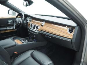 Pelēks Rolls-Royce Ghost 2015 Viļņa, ar dzinēja tilpumu 6.59 L un nobraukumu 73 tūkst. km par 149000 €, foto 16 vietnē AUTOMOTO.COM.LV