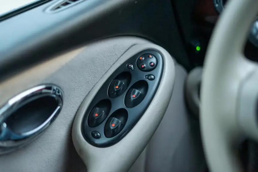 Brūns Rover 75 1999 Liepāja, ar dzinēja tilpumu 2.50 L un nobraukumu 168 tūkst. km par 2200 €, foto 18 vietnē AUTOMOTO.COM.LV