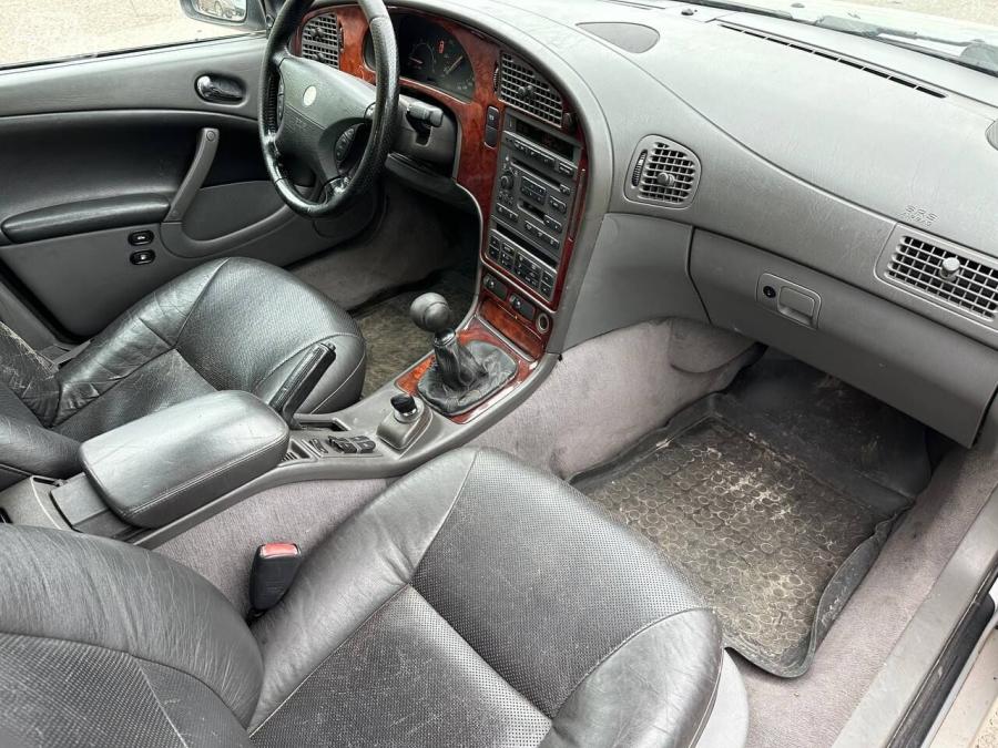 Grey Saab 9-5 2000 in Vilnius, with an engine capacity of 2.30 L and mileage of 389 thousand km for 600 €, photo 17 on AUTOMOTO.COM.LV