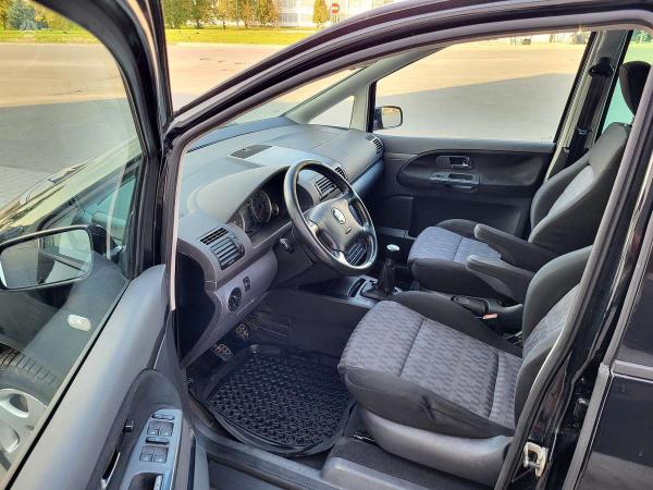Black SEAT Alhambra 2001 in Siauliai, with an engine capacity of 2.80 L and mileage of 180 thousand km for 2750 €, photo 8 on AUTOMOTO.COM.LV