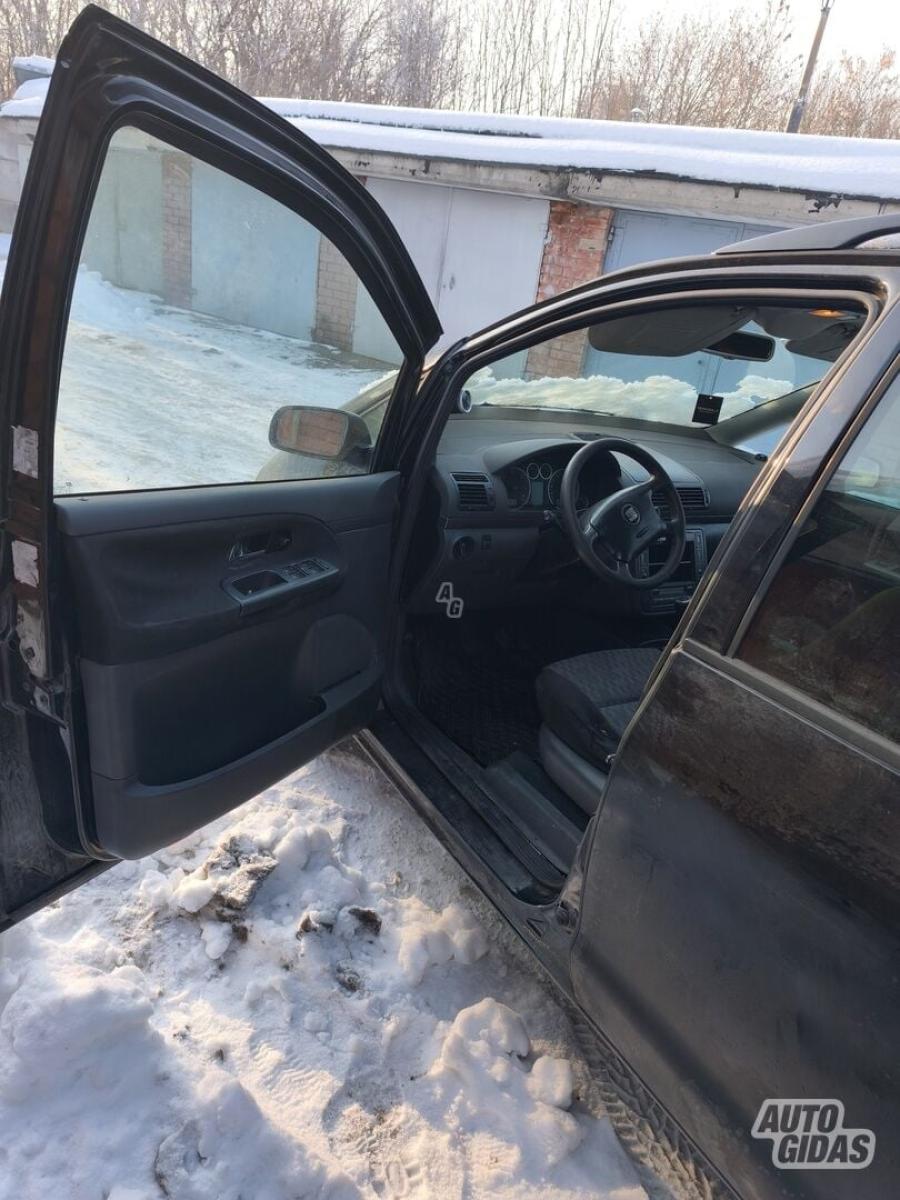 Black SEAT Alhambra 2002 in Kaunas, with an engine capacity of 1.90 L and mileage of 356 thousand km for 999 €, photo 5 on AUTOMOTO.COM.LV