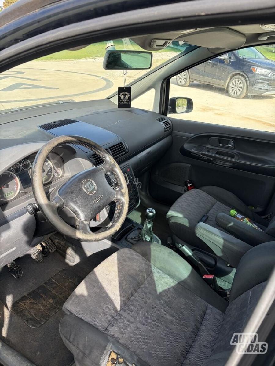 Black SEAT Alhambra 2002 in Jonava, with an engine capacity of 1.90 L and mileage of 395 thousand km for 900 €, photo 16 on AUTOMOTO.COM.LV