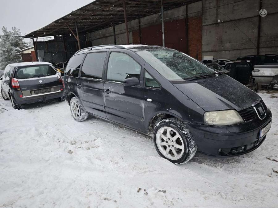 Black SEAT Alhambra 2005 in Kaunas, with an engine capacity of 1.90 L and mileage of 340 thousand km for 900 €, photo 2 on AUTOMOTO.COM.LV