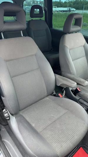 Melns SEAT Alhambra 2006 Daugavpils, ar dzinēja tilpumu 2.00 L un nobraukumu 339 tūkst. km par 2350 €, foto 19 vietnē AUTOMOTO.COM.LV