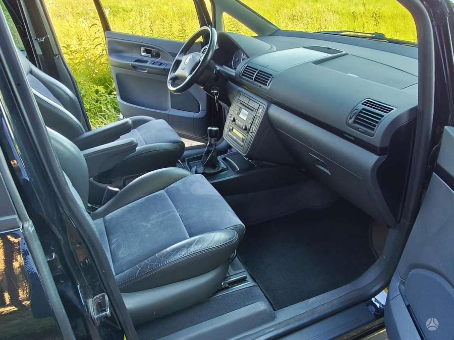 Black SEAT Alhambra 2008 in Kedainiai, with an engine capacity of 1.97 L and mileage of 300 thousand km for 3650 €, photo 15 on AUTOMOTO.COM.LV