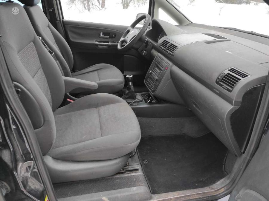 Melns SEAT Alhambra 2009 Panevēža, ar dzinēja tilpumu 1.90 L un nobraukumu 275 tūkst. km par 3200 €, foto 13 vietnē AUTOMOTO.COM.LV
