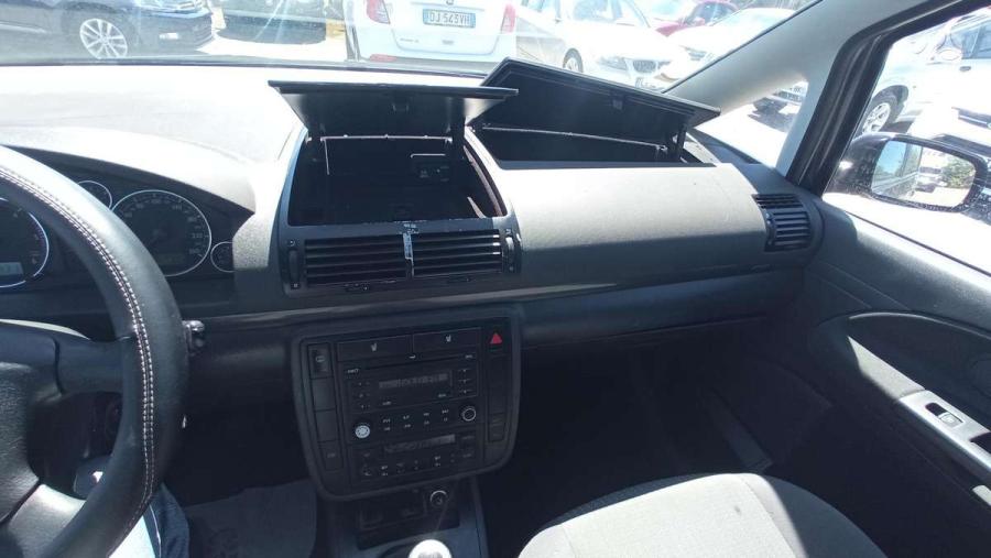 Melns SEAT Alhambra 2009 Panevēža, ar dzinēja tilpumu 1.90 L un nobraukumu 276 tūkst. km par 4400 €, foto 27 vietnē AUTOMOTO.COM.LV